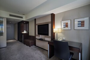 Quarto quádruplo urbano | Área de estar | TV LCD 32 polegadas com canais a cabo