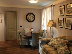 Apartamento, 1 cama Queen | Berços (sobretaxa), camas extras/dobráveis (sobretaxa)