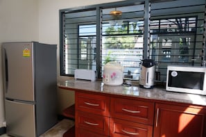 Casa Familiar, 3 quartos | Cozinha privada | Um frigorífico/congelador grande, um micro-ondas 