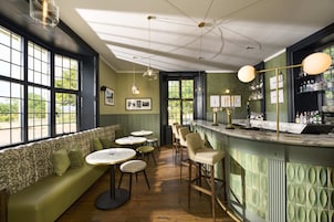 2 bares/lounges