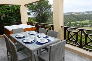 Three Bedroom Luxury Apartment with Patio | Terraço/pátio interior