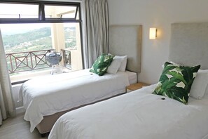 Three Bedroom Luxury Apartment with Patio | Cofre no quarto, quartos insonorizados, roupa de cama fornecida 