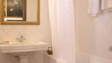 Quarto Individual | Casa de banho | Um polibã, artigos de higiene pessoal grátis, toalhas fornecidas