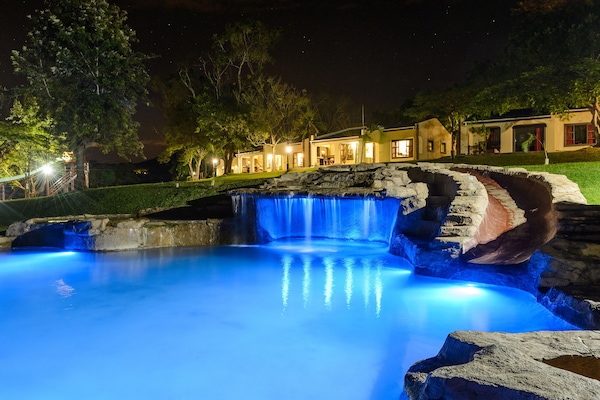 Piscina exterior, espreguiçadeiras