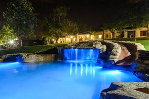 Piscina exterior, espreguiçadeiras 