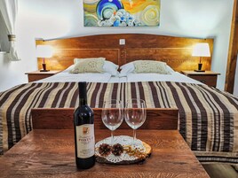 Minibar, cofre no quarto, secretária, quartos insonorizados 