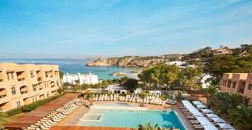 Piscina exterior, espreguiçadeiras 