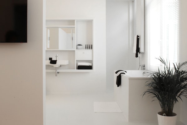 Suíte superior | Banheiro | Banheira e chuveiro separados, banheira de imersão