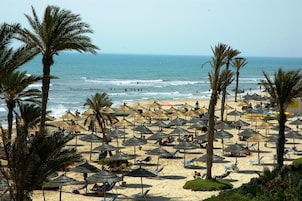 Praia particular, prática de windsurfe, prática de vôlei de praia 