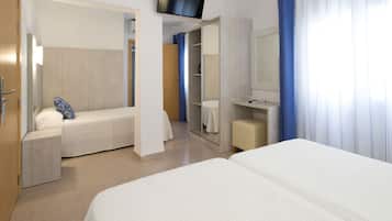 Quarto Triplo | Minibar, cofre no quarto, Wi-fi grátis, roupa de cama fornecida