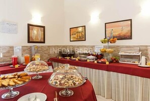 Pequenos-almoços, almoços, jantares servidos, cozinha local 