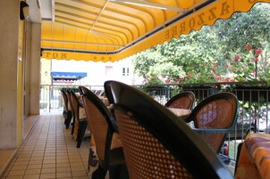 Pequenos-almoços, almoços, jantares servidos, cozinha italiana 