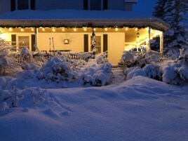 Fachada da propriedade à noite