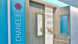 Quarto Chanel com porta de madeira e espelho.