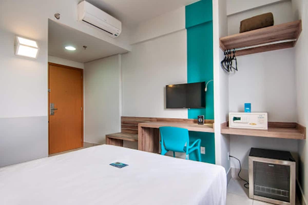 Minibar, cofre no quarto, cortinas/cortinados opacos