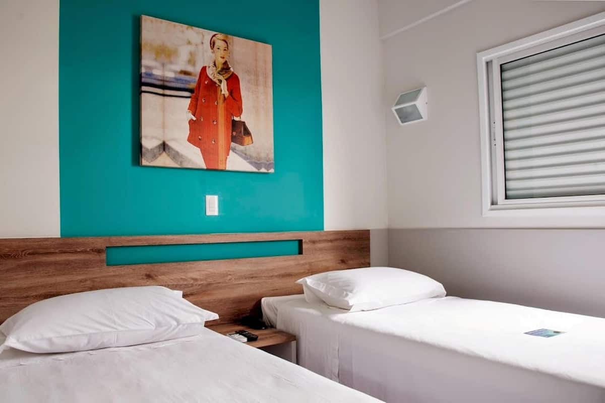 Minibar, cofre no quarto, cortinas/cortinados opacos