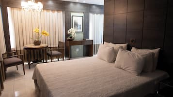 Quarto Presidencial | Minibar, cofre no quarto, secretária