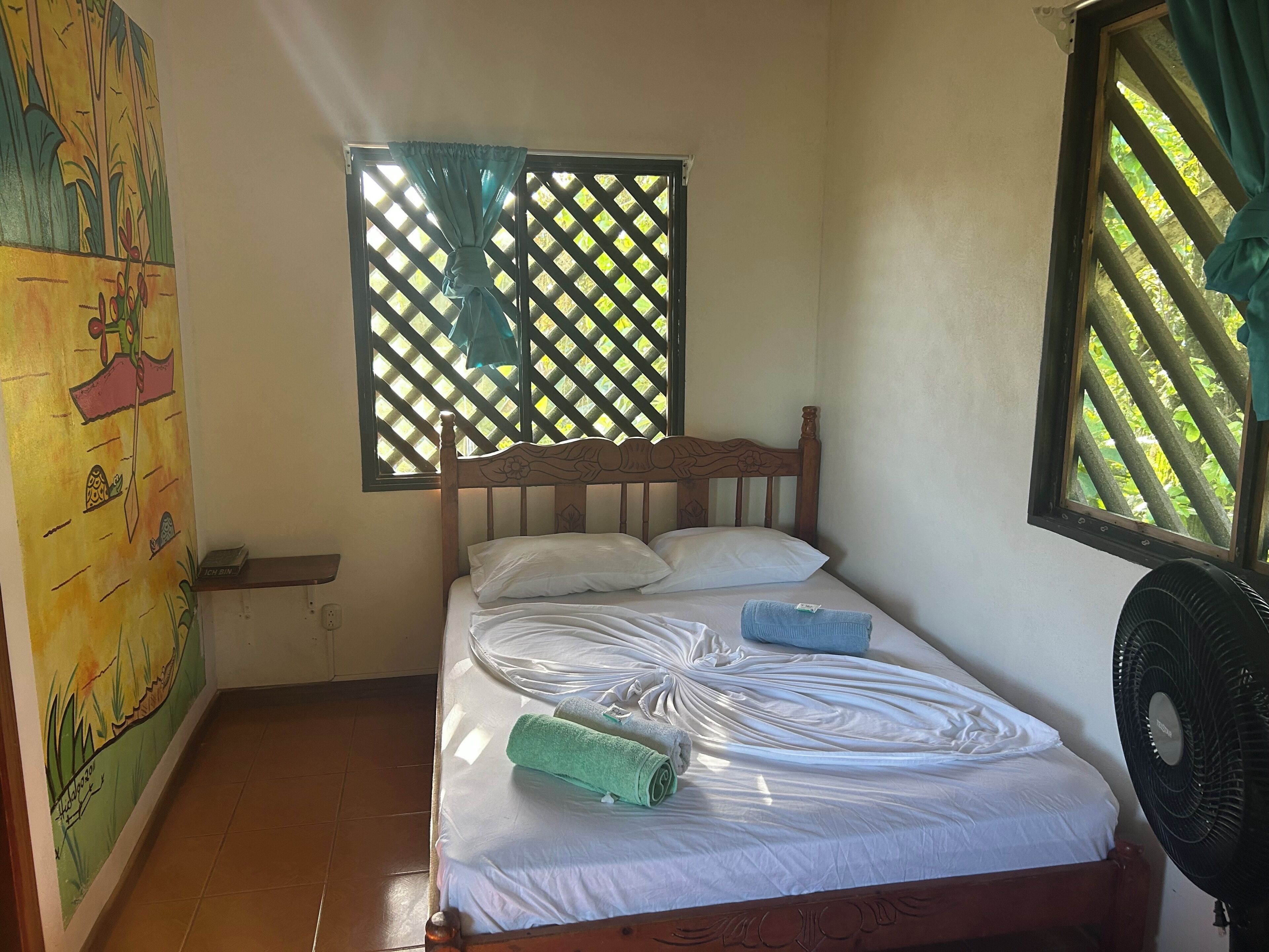 Quarto Twin Familiar, vista para a praia | Secretária adequada para computadores portáteis, Wi-fi grátis 