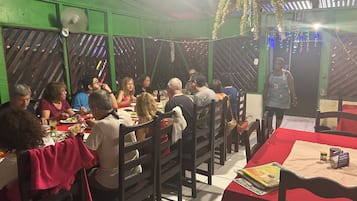 Pequenos-almoços, almoços e jantares servidos
