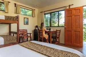 Standard Family | Cortinas/cortinados opacos, Wi-fi grátis, roupa de cama fornecida