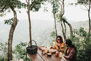 Servem pequenos-almoços, almoços, jantares e brunches (fins de semana)