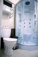 Quarto solteiro, 1 cama de solteiro | Banheiro | Chuveiro, secador de cabelo, toalhas de banho