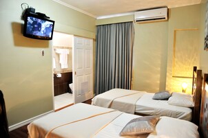 Signature Room, 1 King or 2 Single Beds | Cofre no quarto, secretária 