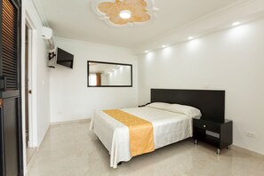 Quarto casal (Air Conditioning) | Ferros/tábuas de passar roupa, berços grátis