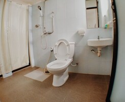 Quarto Familiar, 1 quarto | Casa de banho | Um polibã, um secador de cabelo, chinelos, toalhas fornecidas