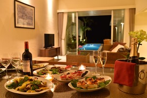 Vila, 2 quartos, piscina particular, vista para o oceano | Opções para refeição no quarto