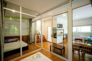 Quarto Familiar, vista para o jardim | Refeições no quarto