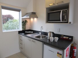 Um frigorífico, um micro-ondas, uma placa de cozinha 