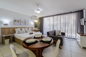 Estúdio (Apartment) | Sala de estar | Televisor