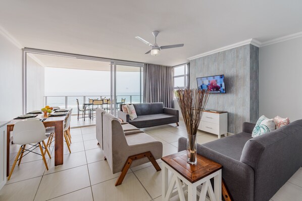 Apartamento, 2 quartos | Sala | Televisor