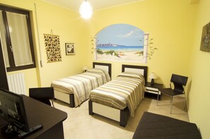 Cofres nos quartos, escrivaninha, ferros/tábuas de passar roupa