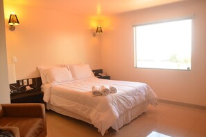 Suite Executiva | Minibar, cofre no quarto, secretária 