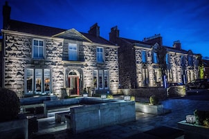 Fachada do alojamento (tarde/noite)