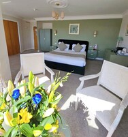 Quarto luxo, 1 cama King, vista para o mar | Roupas de cama antialérgicas, ferros/tábuas de passar roupa