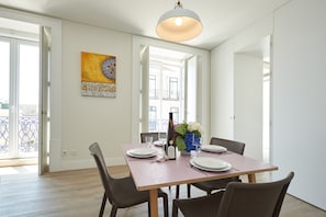 Apartamento Deluxe, 1 quarto | Refeições no quarto
