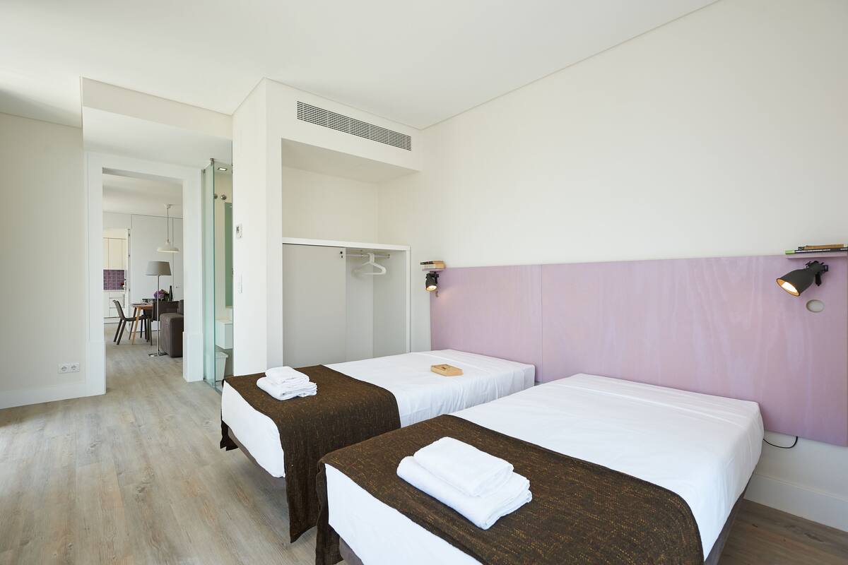 Apartamento Deluxe, 1 quarto | Secretária, berços/camas para crianças, camas desdobráveis