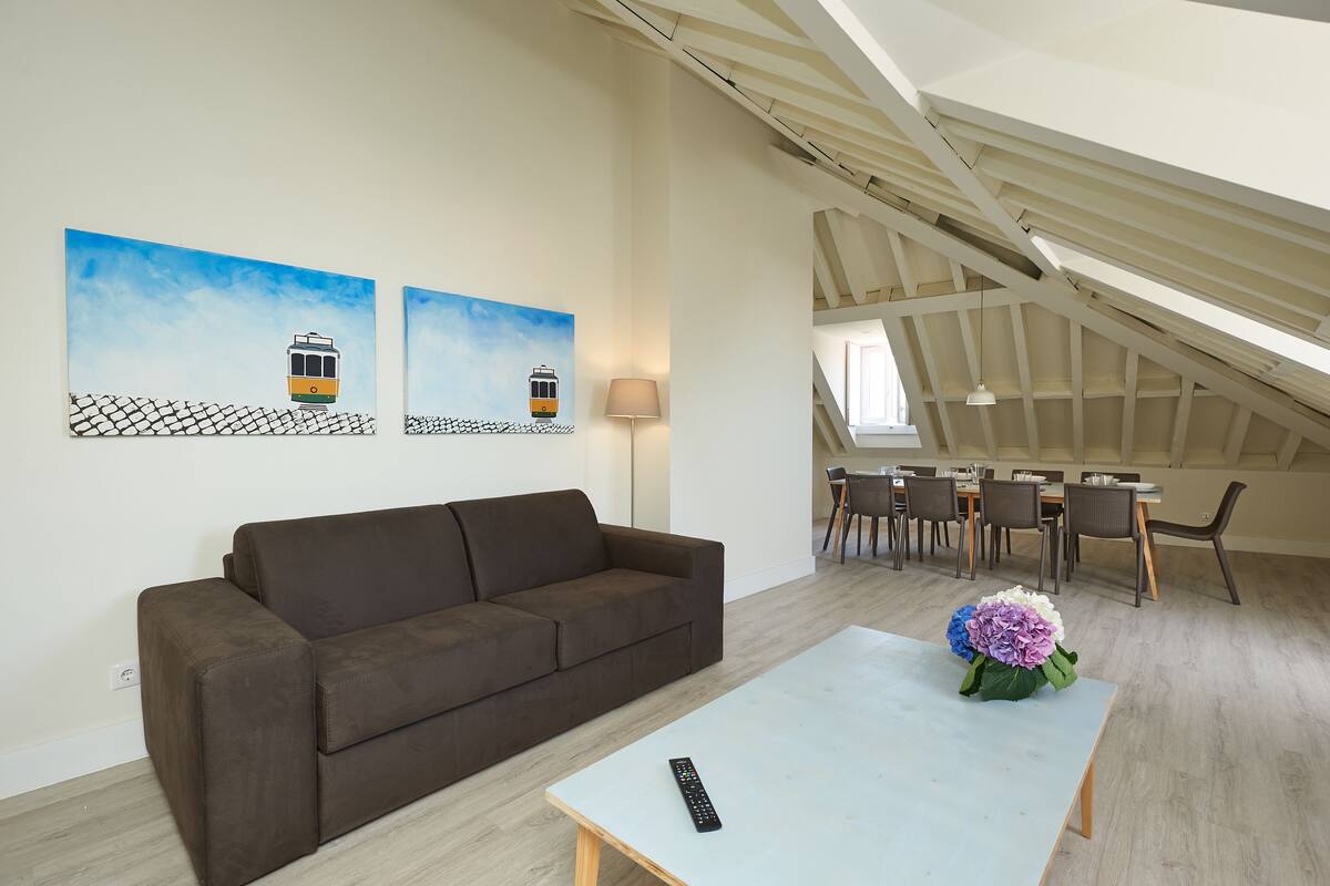 Apartamento Deluxe, 2 quartos, vista para o rio, mezanino | Sala de estar | TV de ecrã plano