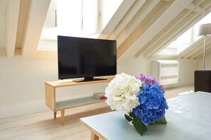 Apartamento Deluxe, 2 quartos, vista para o rio, mezanino | Sala de estar | TV de ecrã plano 