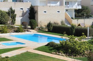 Piscina exterior, guarda-sóis, espreguiçadeiras 
