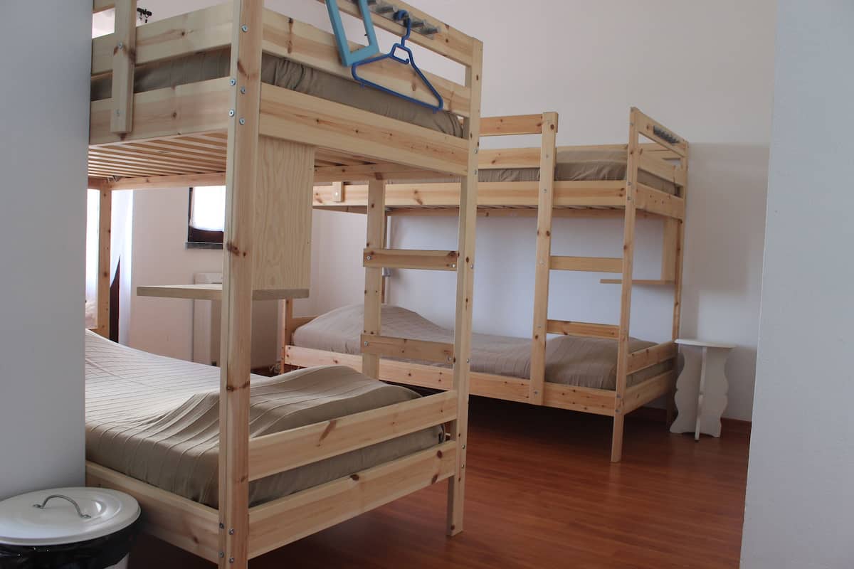 Dormitório compartilhado, em dormitório misto, banheiro compartilhado (Atlantic Ocean 6 Beds) | Cofres nos quartos, cortinas blackout, Wi-Fi de cortesia, roupa de cama