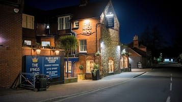 Fachada da propriedade à noite