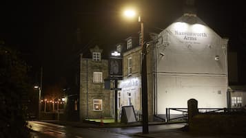 Um edifício histórico com uma placa bem visível que diz 'Ravensworth Arms', indicando que se trata de um pub e restaurante.