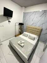 Economy Double Room without window, First Floor | Roupas de cama premium, cofres nos quartos, cortinas blackout