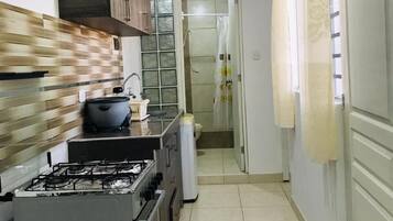 Um frigorífico/congelador grande, um micro-ondas