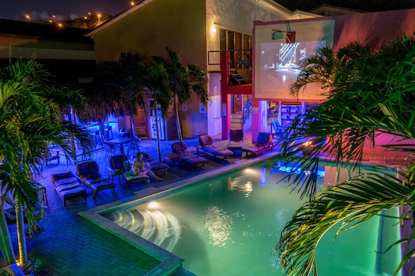 2 piscinas externas, funciona das 7h às 22h, guarda-sóis