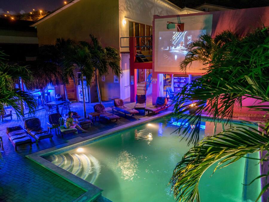 2 piscinas externas, funciona das 7h às 22h, guarda-sóis